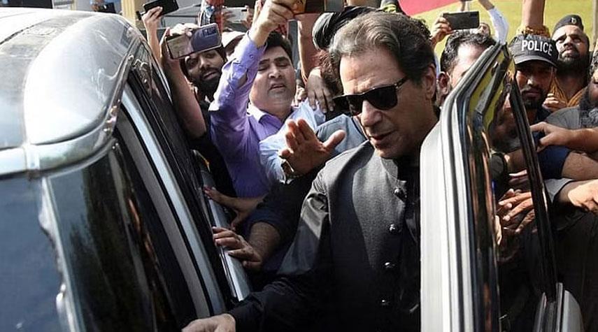 بالفيديو إصابة عمران خان بقدمه اثر إطلاق نار خلال تجمع سياسي في باكستان